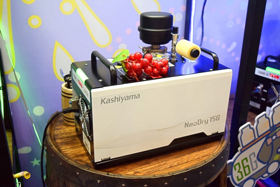 樫山工業の小型空冷ドライポンプ「NeoDry Gシリーズ」（JASIS 2025） - 展示会とMICE